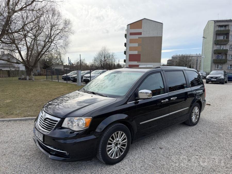 Black Lancia Voyager 2015 in Ventspils, with an engine capacity of 2.80 L and mileage of 290 thousand km for 9500 €, photo 1 on AUTOMOTO.COM.LV