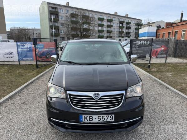 Black Lancia Voyager 2015 in Ventspils, with an engine capacity of 2.80 L and mileage of 290 thousand km for 9500 €, photo 2 on AUTOMOTO.COM.LV