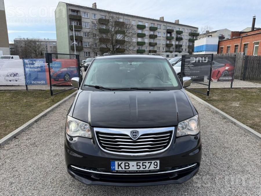 Black Lancia Voyager 2015 in Ventspils, with an engine capacity of 2.80 L and mileage of 290 thousand km for 9500 €, photo 3 on AUTOMOTO.COM.LV