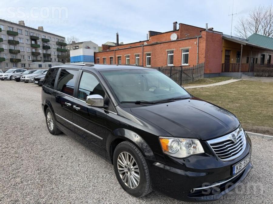 Black Lancia Voyager 2015 in Ventspils, with an engine capacity of 2.80 L and mileage of 290 thousand km for 9500 €, photo 4 on AUTOMOTO.COM.LV