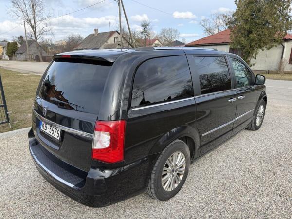 Black Lancia Voyager 2015 in Ventspils, with an engine capacity of 2.80 L and mileage of 290 thousand km for 9500 €, photo 4 on AUTOMOTO.COM.LV