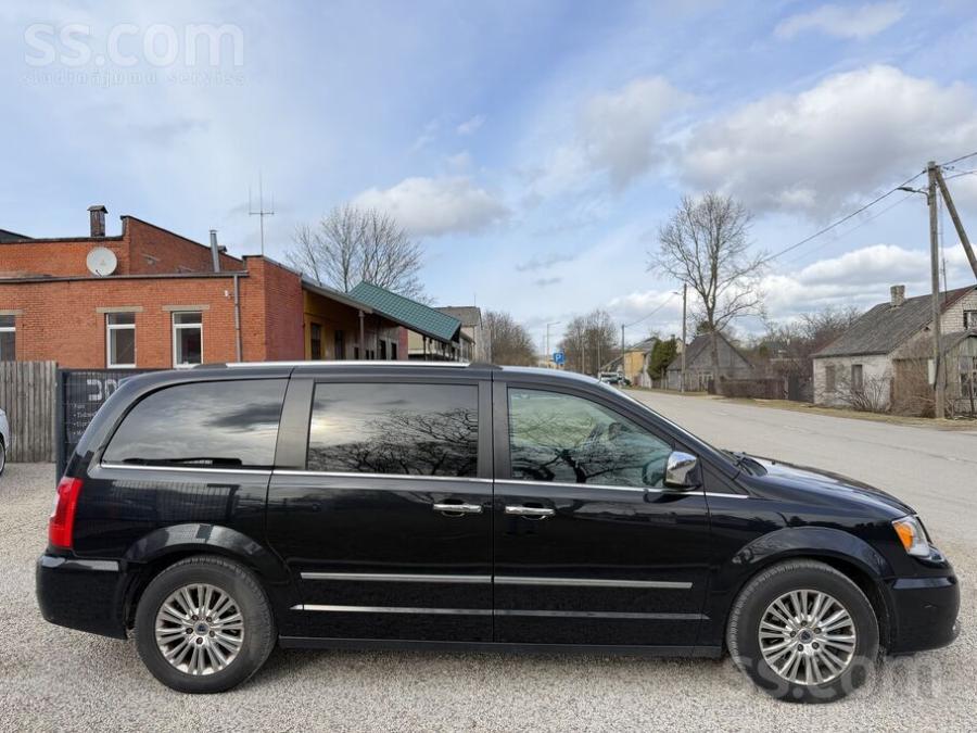 Black Lancia Voyager 2015 in Ventspils, with an engine capacity of 2.80 L and mileage of 290 thousand km for 9500 €, photo 8 on AUTOMOTO.COM.LV