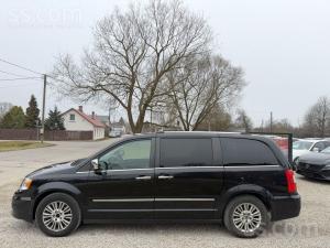 Black Lancia Voyager 2015 in Ventspils, with an engine capacity of 2.80 L and mileage of 290 thousand km for 9500 €, photo 9 on AUTOMOTO.COM.LV