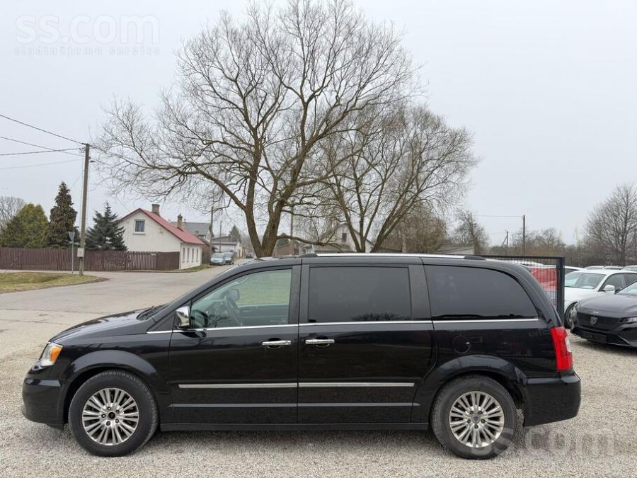 Black Lancia Voyager 2015 in Ventspils, with an engine capacity of 2.80 L and mileage of 290 thousand km for 9500 €, photo 9 on AUTOMOTO.COM.LV