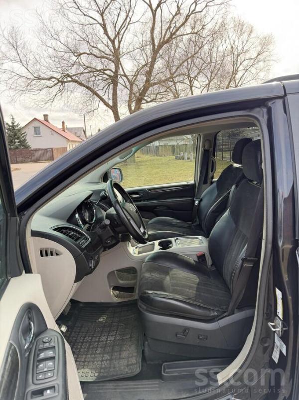 Black Lancia Voyager 2015 in Ventspils, with an engine capacity of 2.80 L and mileage of 290 thousand km for 9500 €, photo 9 on AUTOMOTO.COM.LV