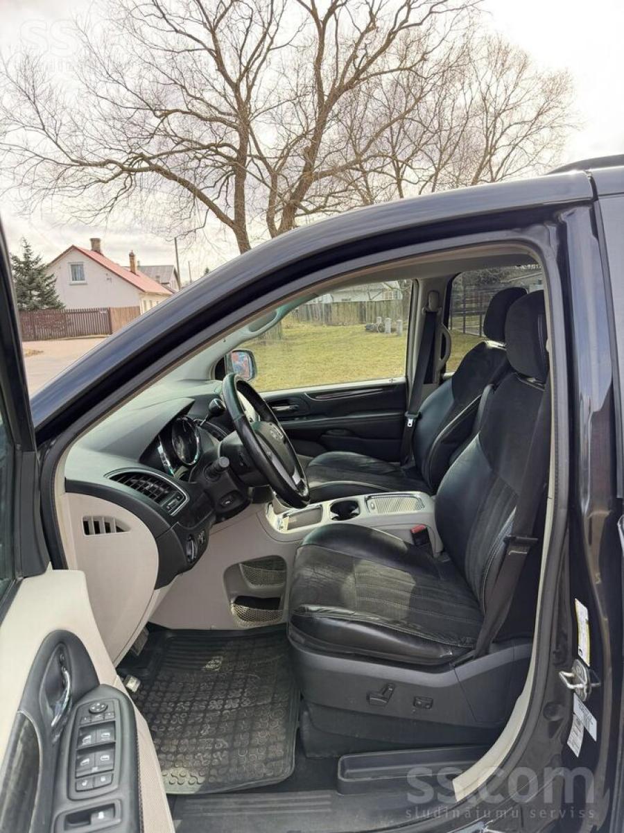 Black Lancia Voyager 2015 in Ventspils, with an engine capacity of 2.80 L and mileage of 290 thousand km for 9500 €, photo 10 on AUTOMOTO.COM.LV