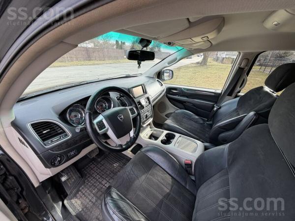 Black Lancia Voyager 2015 in Ventspils, with an engine capacity of 2.80 L and mileage of 290 thousand km for 9500 €, photo 10 on AUTOMOTO.COM.LV