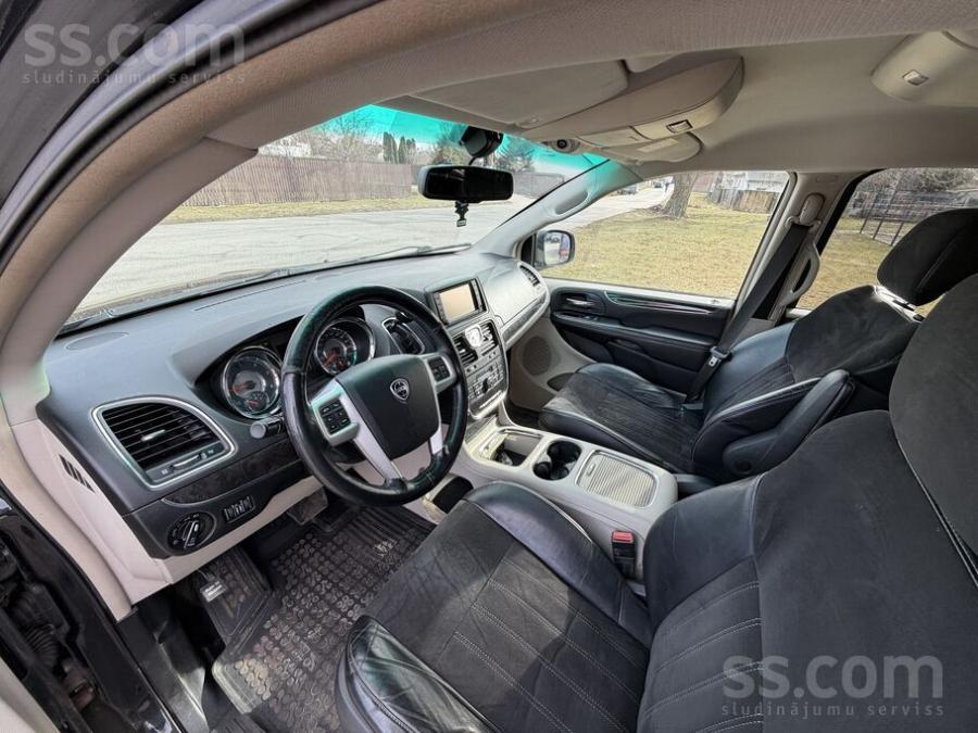 Black Lancia Voyager 2015 in Ventspils, with an engine capacity of 2.80 L and mileage of 290 thousand km for 9500 €, photo 11 on AUTOMOTO.COM.LV