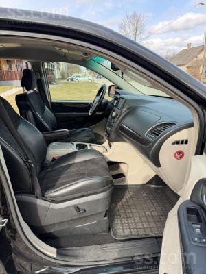 Black Lancia Voyager 2015 in Ventspils, with an engine capacity of 2.80 L and mileage of 290 thousand km for 9500 €, photo 12 on AUTOMOTO.COM.LV