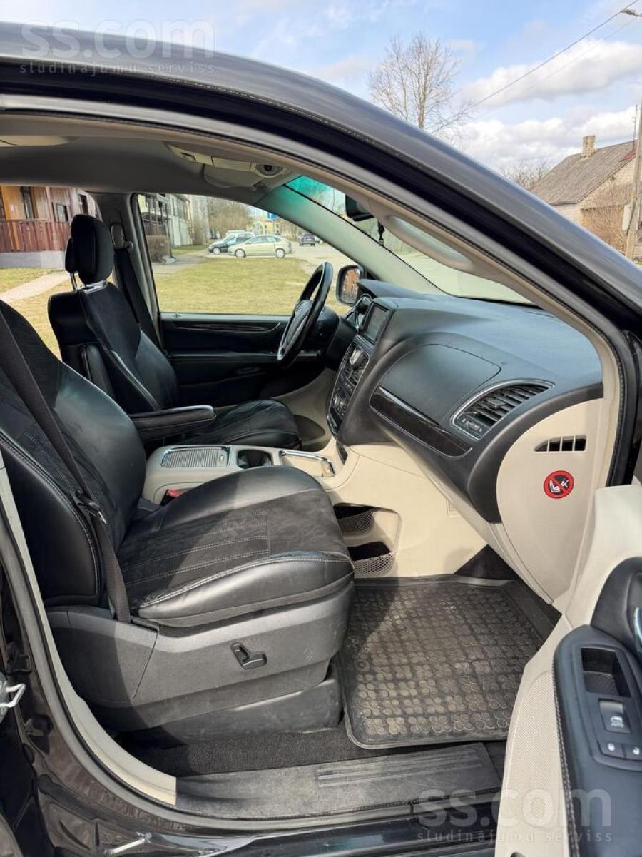 Black Lancia Voyager 2015 in Ventspils, with an engine capacity of 2.80 L and mileage of 290 thousand km for 9500 €, photo 12 on AUTOMOTO.COM.LV