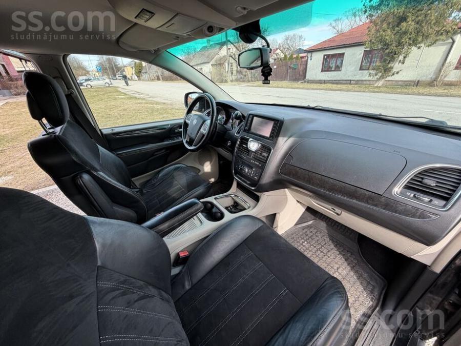 Black Lancia Voyager 2015 in Ventspils, with an engine capacity of 2.80 L and mileage of 290 thousand km for 9500 €, photo 13 on AUTOMOTO.COM.LV