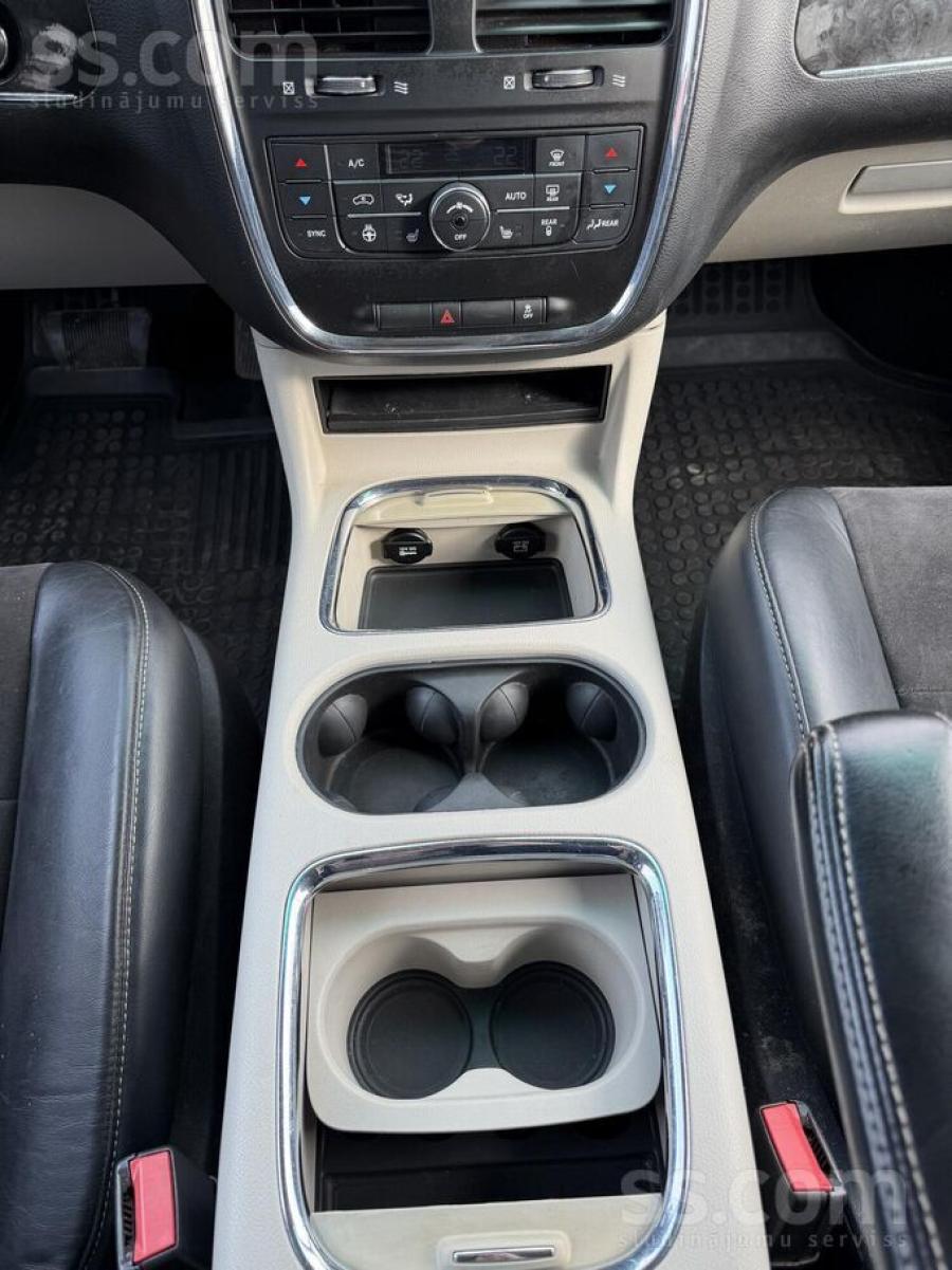 Black Lancia Voyager 2015 in Ventspils, with an engine capacity of 2.80 L and mileage of 290 thousand km for 9500 €, photo 19 on AUTOMOTO.COM.LV