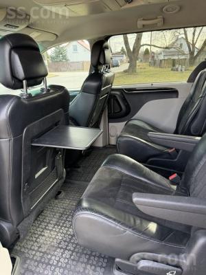 Black Lancia Voyager 2015 in Ventspils, with an engine capacity of 2.80 L and mileage of 290 thousand km for 9500 €, photo 22 on AUTOMOTO.COM.LV