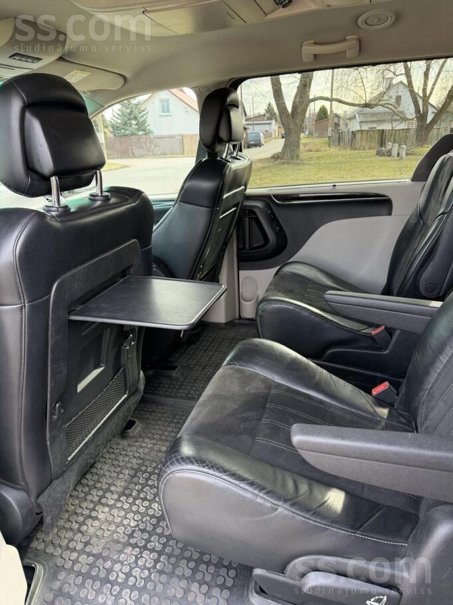 Black Lancia Voyager 2015 in Ventspils, with an engine capacity of 2.80 L and mileage of 290 thousand km for 9500 €, photo 22 on AUTOMOTO.COM.LV