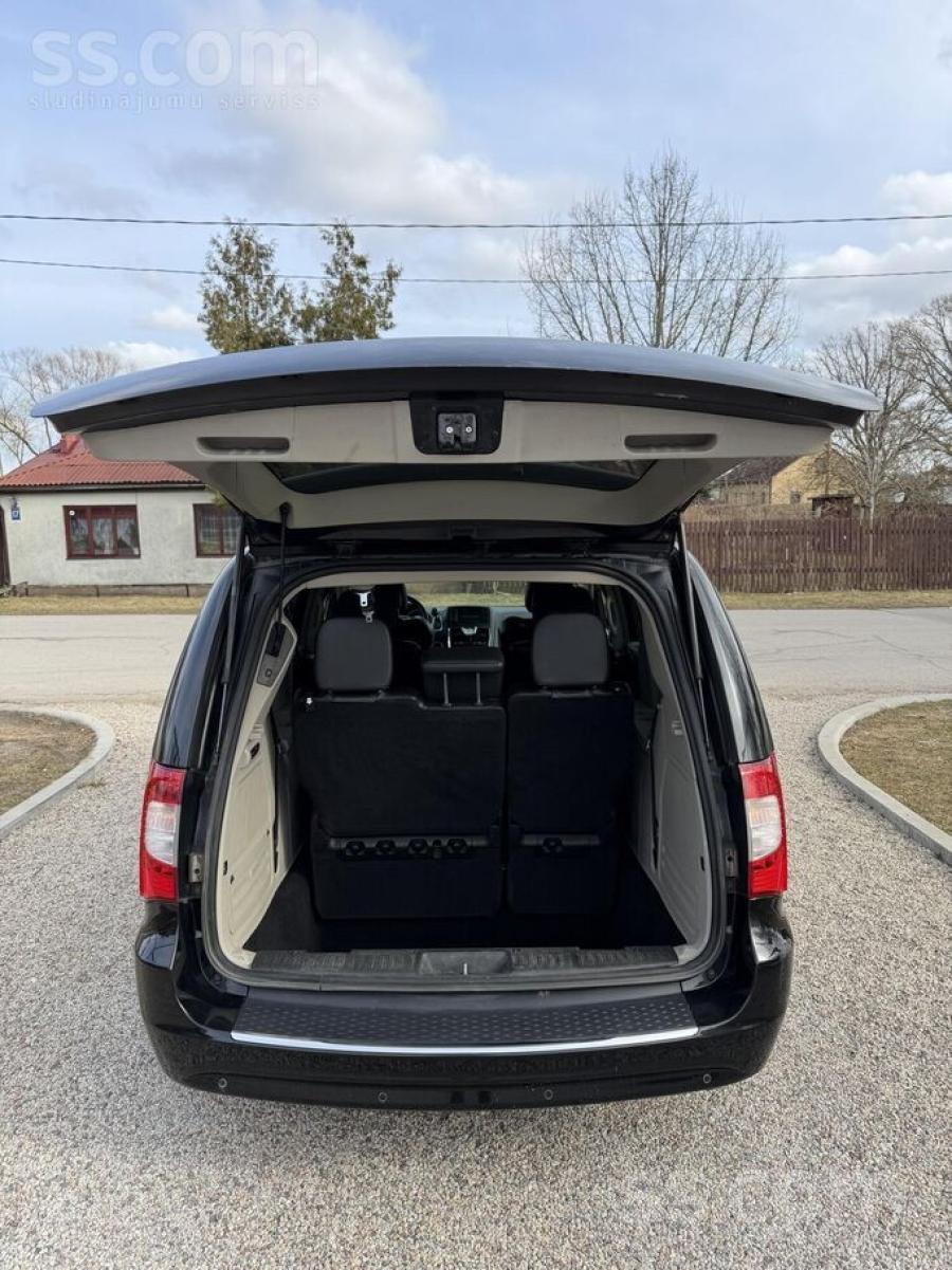 Black Lancia Voyager 2015 in Ventspils, with an engine capacity of 2.80 L and mileage of 290 thousand km for 9500 €, photo 23 on AUTOMOTO.COM.LV
