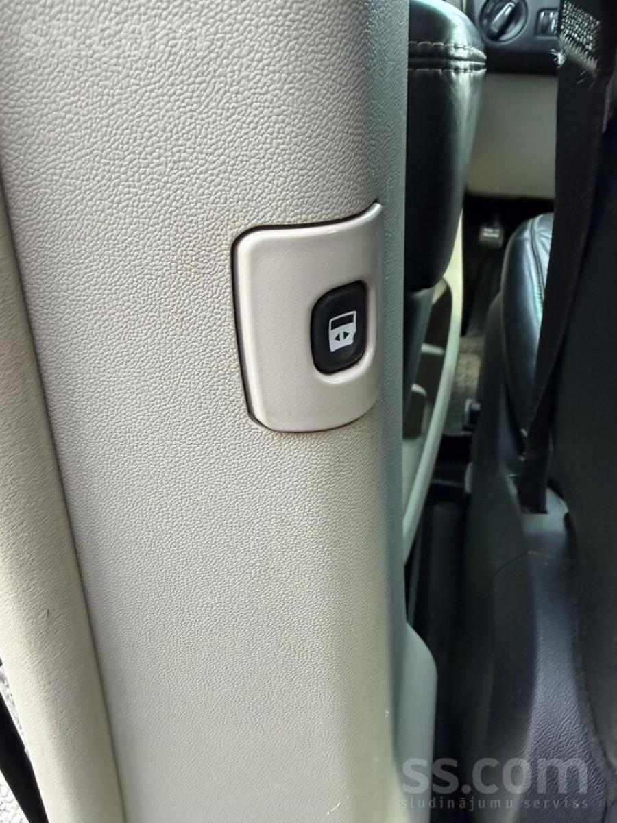 Black Lancia Voyager 2015 in Ventspils, with an engine capacity of 2.80 L and mileage of 290 thousand km for 9500 €, photo 25 on AUTOMOTO.COM.LV