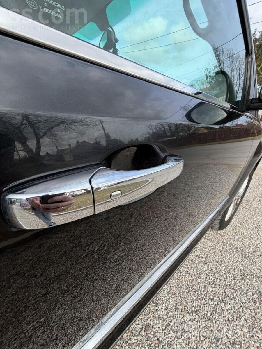 Black Lancia Voyager 2015 in Ventspils, with an engine capacity of 2.80 L and mileage of 290 thousand km for 9500 €, photo 27 on AUTOMOTO.COM.LV