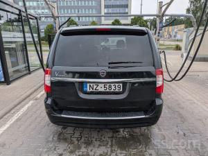 Melns Lancia Voyager 2015 Rīga, ar dzinēja tilpumu 2.80 L un nobraukumu 202 tūkst. km par 13900 €, foto  vietnē AUTOMOTO.COM.LV