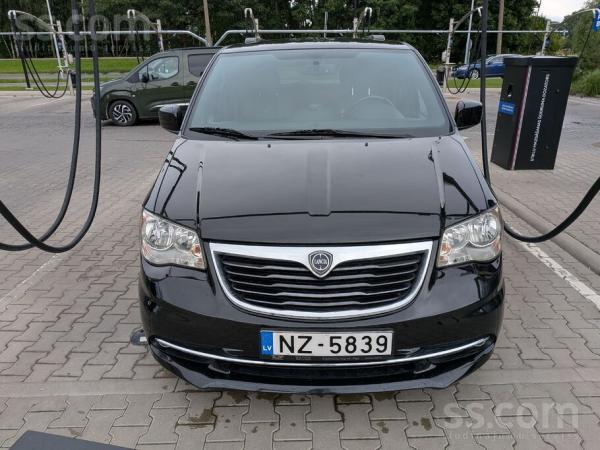 Melns Lancia Voyager 2015 Rīga, ar dzinēja tilpumu 2.80 L un nobraukumu 202 tūkst. km par 13900 €, foto 2 vietnē AUTOMOTO.COM.LV