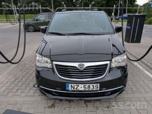 Melns Lancia Voyager 2015 Rīga, ar dzinēja tilpumu 2.80 L un nobraukumu 202 tūkst. km par 13900 €, foto 3 vietnē AUTOMOTO.COM.LV