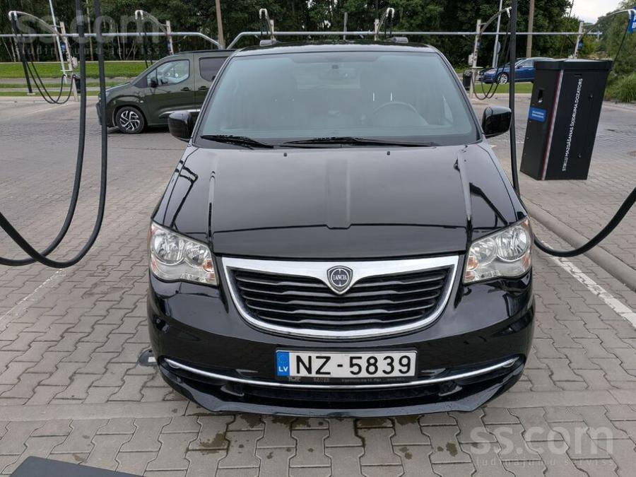 Melns Lancia Voyager 2015 Rīga, ar dzinēja tilpumu 2.80 L un nobraukumu 202 tūkst. km par 13900 €, foto 3 vietnē AUTOMOTO.COM.LV