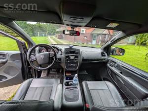 Melns Lancia Voyager 2015 Rīga, ar dzinēja tilpumu 2.80 L un nobraukumu 202 tūkst. km par 13900 €, foto 5 vietnē AUTOMOTO.COM.LV