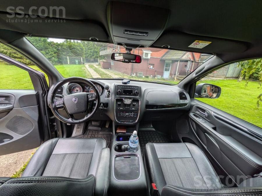 Melns Lancia Voyager 2015 Rīga, ar dzinēja tilpumu 2.80 L un nobraukumu 202 tūkst. km par 13900 €, foto 5 vietnē AUTOMOTO.COM.LV