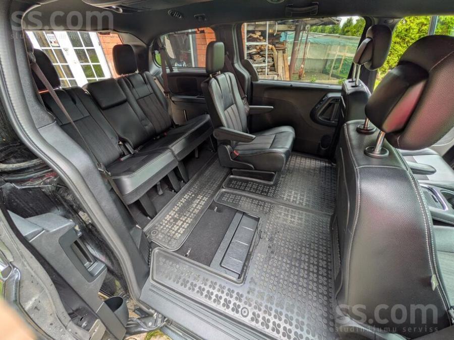 Melns Lancia Voyager 2015 Rīga, ar dzinēja tilpumu 2.80 L un nobraukumu 202 tūkst. km par 13900 €, foto 12 vietnē AUTOMOTO.COM.LV