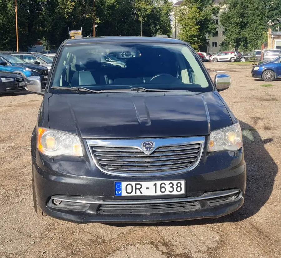 Black Lancia Voyager 2015 in Jelgava, with an engine capacity of 2.80 L and mileage of 192 thousand km for 10490 €, photo 1 on AUTOMOTO.COM.LV