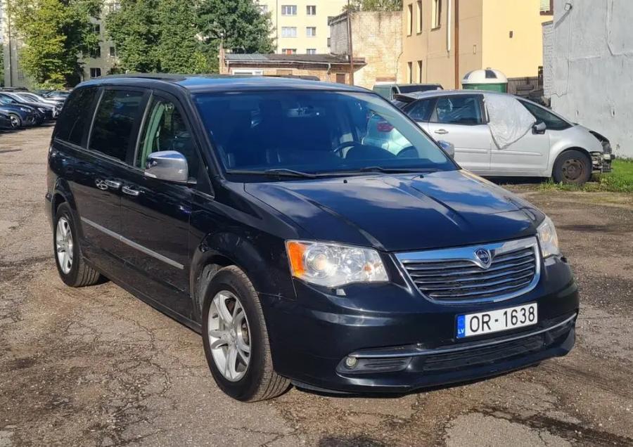 Black Lancia Voyager 2015 in Jelgava, with an engine capacity of 2.80 L and mileage of 192 thousand km for 10490 €, photo 5 on AUTOMOTO.COM.LV