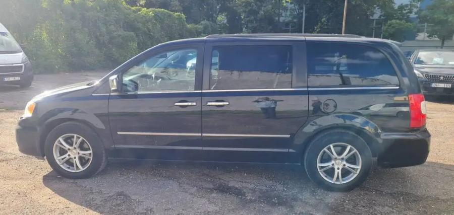 Black Lancia Voyager 2015 in Jelgava, with an engine capacity of 2.80 L and mileage of 192 thousand km for 10490 €, photo 7 on AUTOMOTO.COM.LV