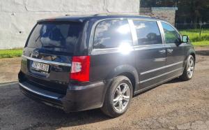 Black Lancia Voyager 2015 in Jelgava, with an engine capacity of 2.80 L and mileage of 192 thousand km for 10490 €, photo 9 on AUTOMOTO.COM.LV