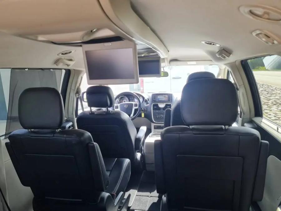 Black Lancia Voyager 2015 in Jelgava, with an engine capacity of 2.80 L and mileage of 192 thousand km for 10490 €, photo 13 on AUTOMOTO.COM.LV