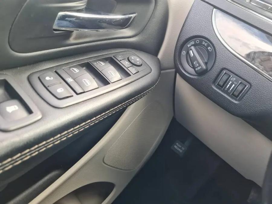 Black Lancia Voyager 2015 in Jelgava, with an engine capacity of 2.80 L and mileage of 192 thousand km for 10490 €, photo 15 on AUTOMOTO.COM.LV