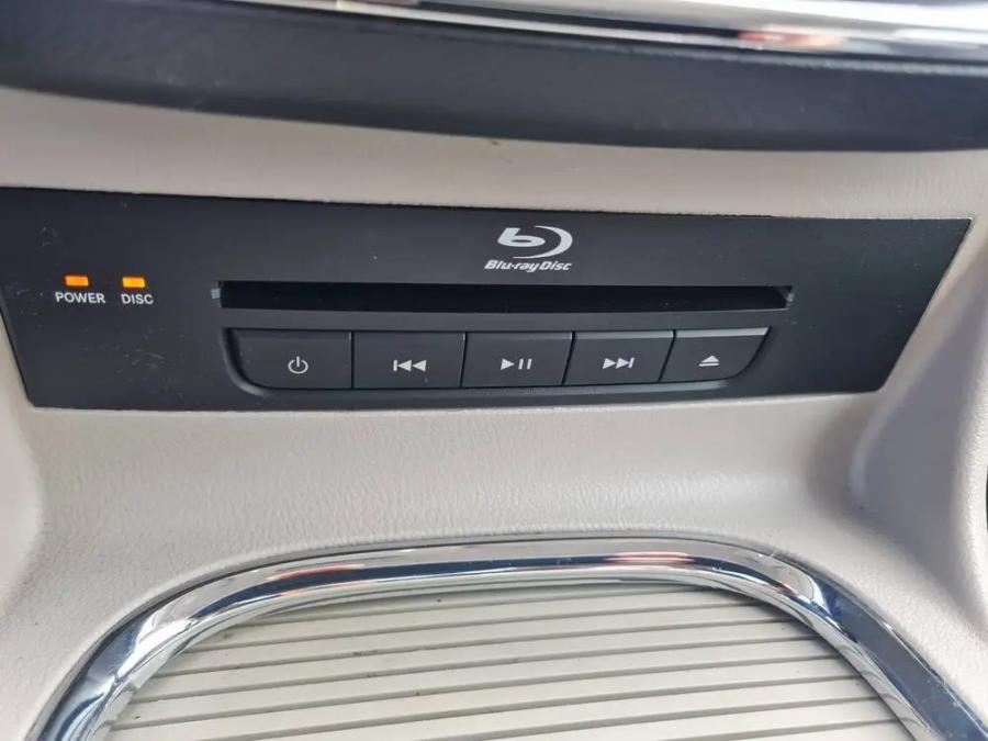 Black Lancia Voyager 2015 in Jelgava, with an engine capacity of 2.80 L and mileage of 192 thousand km for 10490 €, photo 19 on AUTOMOTO.COM.LV