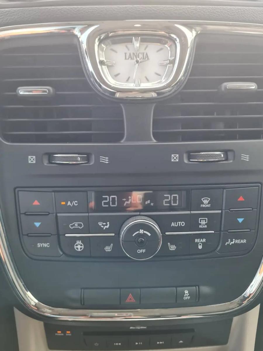 Black Lancia Voyager 2015 in Jelgava, with an engine capacity of 2.80 L and mileage of 192 thousand km for 10490 €, photo 20 on AUTOMOTO.COM.LV