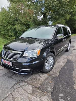 Black Lancia Voyager 2015 in Sirvintos, with an engine capacity of 2.80 L and mileage of 286 thousand km for 6200 €, photo  on AUTOMOTO.COM.LV