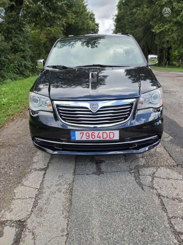 Black Lancia Voyager 2015 in Sirvintos, with an engine capacity of 2.80 L and mileage of 286 thousand km for 6200 €, photo 3 on AUTOMOTO.COM.LV