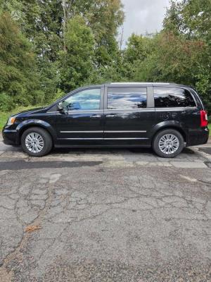 Black Lancia Voyager 2015 in Sirvintos, with an engine capacity of 2.80 L and mileage of 286 thousand km for 6200 €, photo 4 on AUTOMOTO.COM.LV