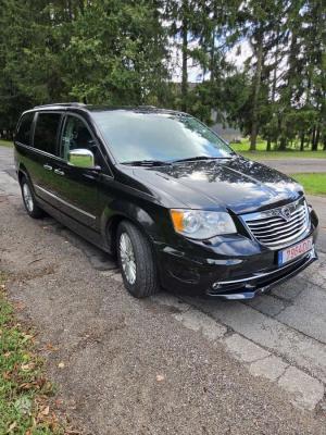Black Lancia Voyager 2015 in Sirvintos, with an engine capacity of 2.80 L and mileage of 286 thousand km for 6200 €, photo 5 on AUTOMOTO.COM.LV