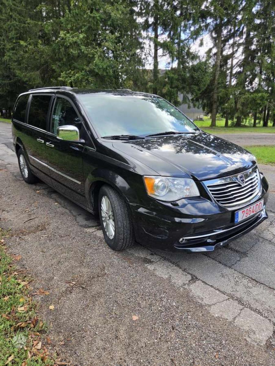 Black Lancia Voyager 2015 in Sirvintos, with an engine capacity of 2.80 L and mileage of 286 thousand km for 6200 €, photo 5 on AUTOMOTO.COM.LV