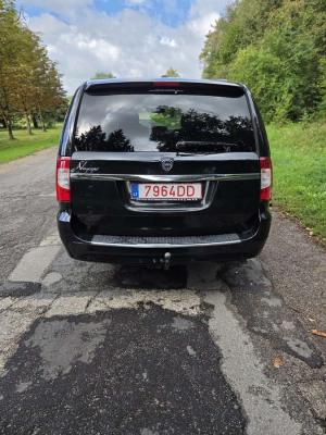 Black Lancia Voyager 2015 in Sirvintos, with an engine capacity of 2.80 L and mileage of 286 thousand km for 6200 €, photo 6 on AUTOMOTO.COM.LV