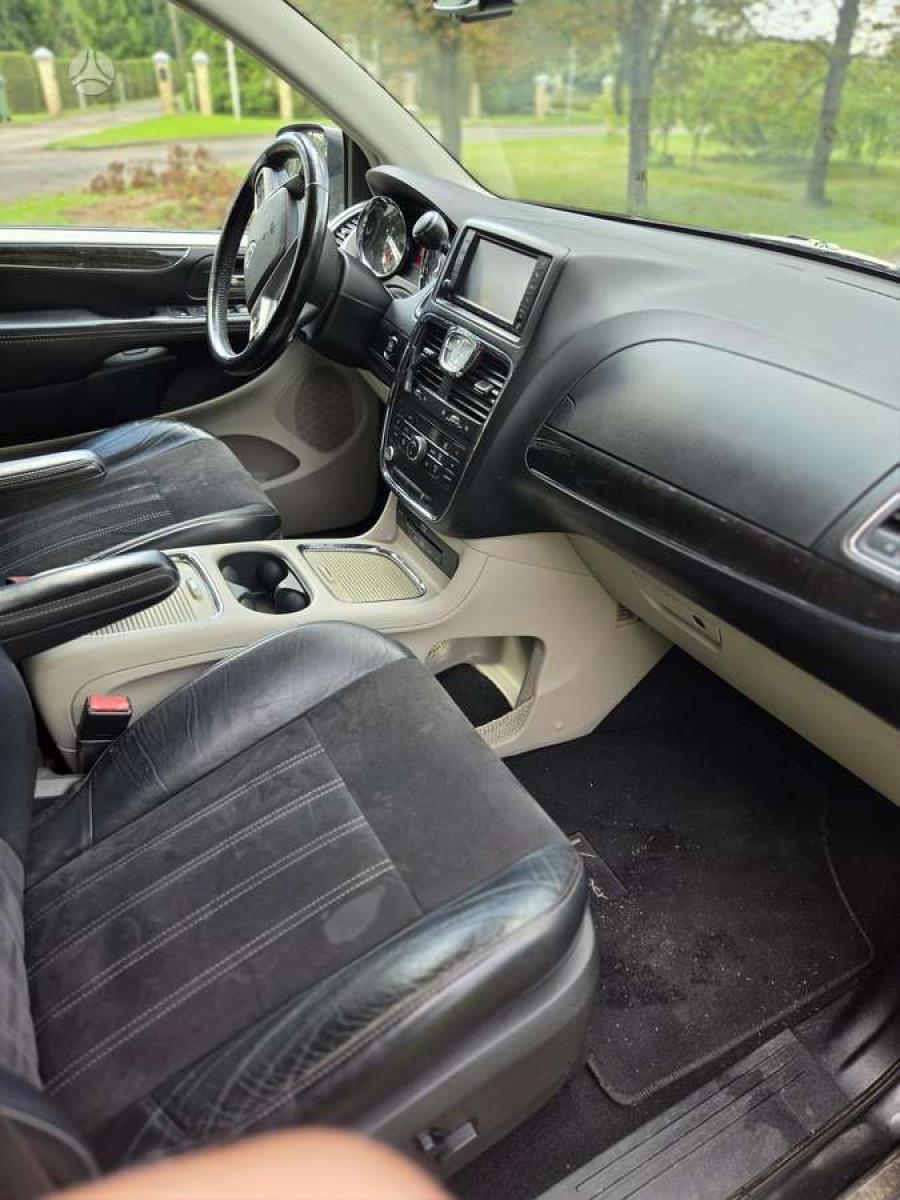 Black Lancia Voyager 2015 in Sirvintos, with an engine capacity of 2.80 L and mileage of 286 thousand km for 6200 €, photo 7 on AUTOMOTO.COM.LV