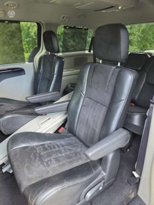 Black Lancia Voyager 2015 in Sirvintos, with an engine capacity of 2.80 L and mileage of 286 thousand km for 6200 €, photo 8 on AUTOMOTO.COM.LV
