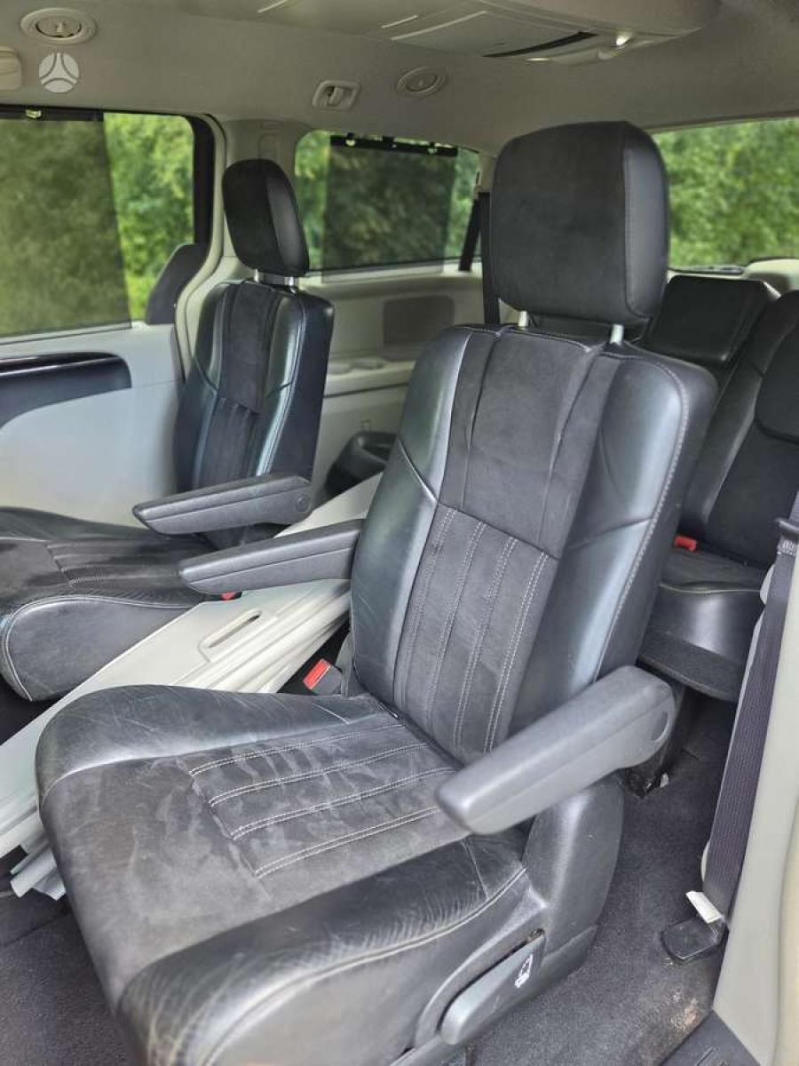 Black Lancia Voyager 2015 in Sirvintos, with an engine capacity of 2.80 L and mileage of 286 thousand km for 6200 €, photo 8 on AUTOMOTO.COM.LV