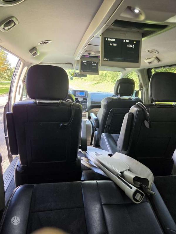 Black Lancia Voyager 2015 in Sirvintos, with an engine capacity of 2.80 L and mileage of 286 thousand km for 6200 €, photo 9 on AUTOMOTO.COM.LV