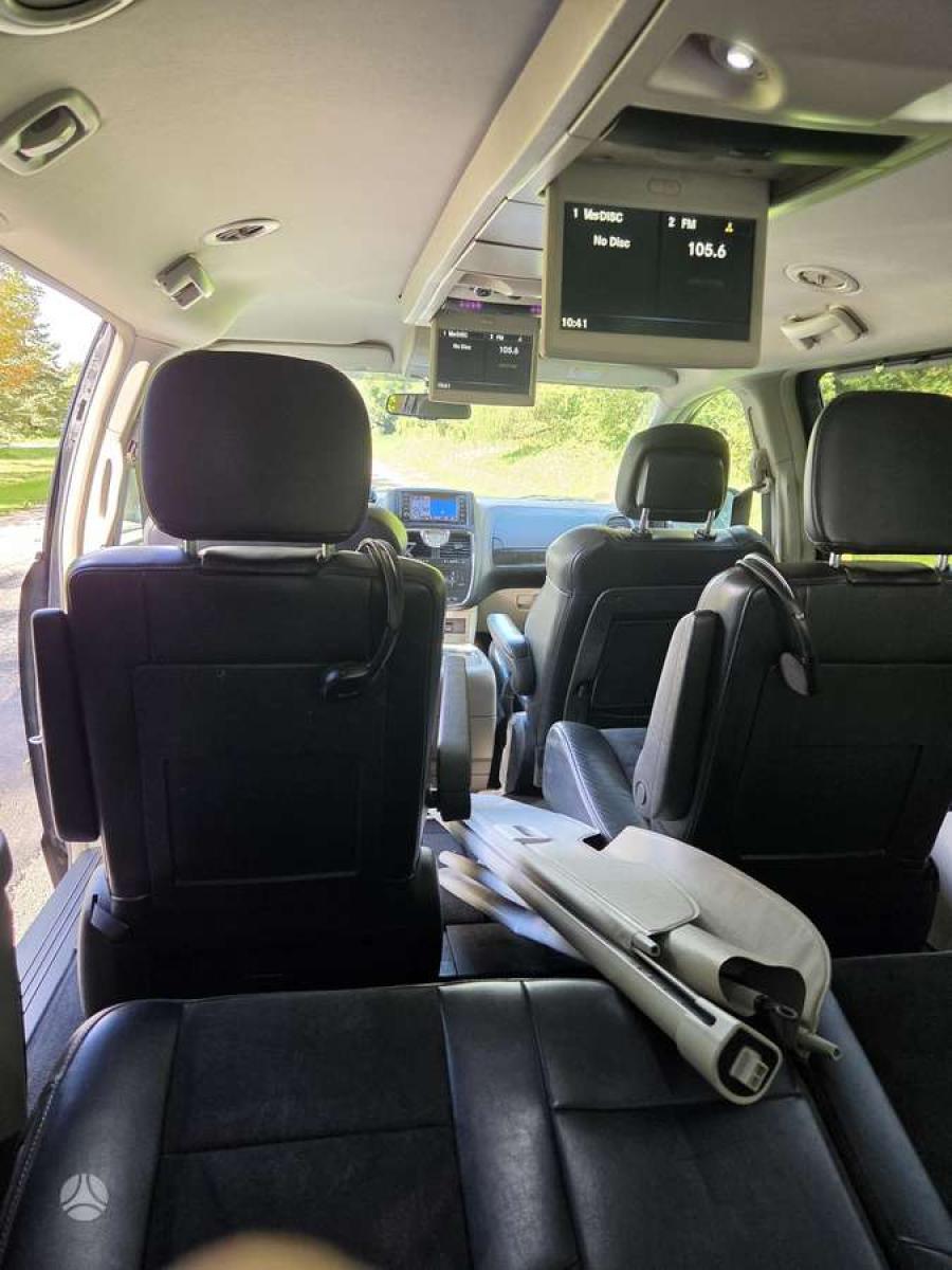 Black Lancia Voyager 2015 in Sirvintos, with an engine capacity of 2.80 L and mileage of 286 thousand km for 6200 €, photo 9 on AUTOMOTO.COM.LV