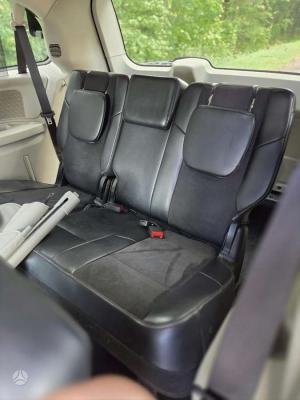 Black Lancia Voyager 2015 in Sirvintos, with an engine capacity of 2.80 L and mileage of 286 thousand km for 6200 €, photo 10 on AUTOMOTO.COM.LV