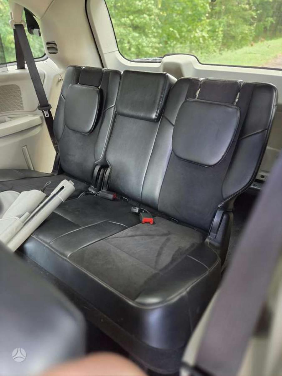 Black Lancia Voyager 2015 in Sirvintos, with an engine capacity of 2.80 L and mileage of 286 thousand km for 6200 €, photo 10 on AUTOMOTO.COM.LV