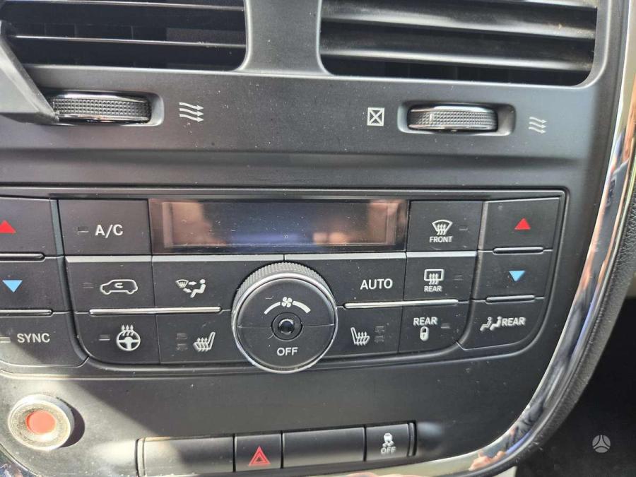 Black Lancia Voyager 2015 in Sirvintos, with an engine capacity of 2.80 L and mileage of 286 thousand km for 6200 €, photo 11 on AUTOMOTO.COM.LV